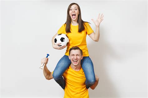 축구 공 파이프 응원 좋아하는 축구 팀 표현 몸짓 손에 흰색 배경에 고립 된 젊은 부부 여 자가 남자 어깨에 앉아 팬 영감을 가족 레저 라이프 스타일 개념 2018년에 대한