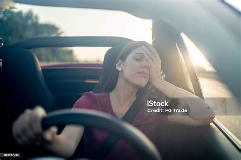 피곤한 여자 운전 자동차 운전하기에 대한 스톡 사진 및 기타 이미지 운전하기 차 피곤한 Istock