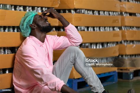 아프리카 남성 공장 노동자 음료 공장에서 과로에서 소진 25 29세에 대한 스톡 사진 및 기타 이미지 25 29세 걱정하는 검은색 Istock