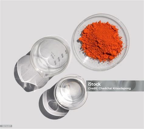 납 화학 시계 유리 비커에서 수정 처럼 맑은 액체 옆에 배치 에 산화 흰색 실험실 테이블에 화학 성분을 클로즈업 맨 위 보기 건강관리와 의술에 대한 스톡 사진 및 기타