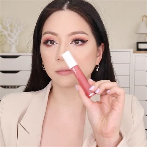 Sarah🥗 莎拉美妝 這樣的打扮真的有女主管的氣魄 今天要來介紹認真不沾杯不沾口罩的唇彩大家應該都看過的maybelline超持久霧感