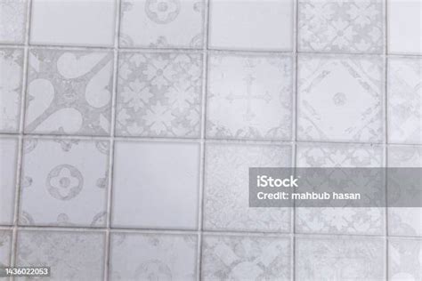 톰 얌 수프 토마토 수프 흰색 배경에 격리된 새우와 토마토가 있는 흰색 접시 0명에 대한 스톡 사진 및 기타 이미지 0명 갈랑갈 건강관리와 의술 Istock