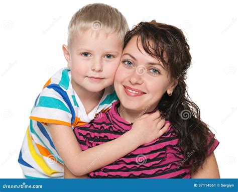 Madre Sonriente Con Su Hijo Imagen De Archivo Imagen De Abrazo Cierre