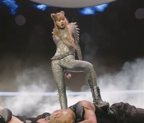 Màn Xuất Hiện Của Lisa Blackpink Tại Coachella Bị Chỉ Trích Tuổi Trẻ