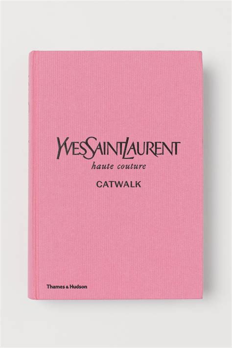 Livro Yves Saint Laurent Catwalk – Narrativa de Espaços