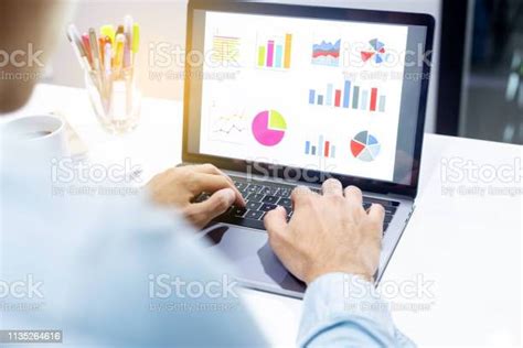 커피 컵 컴퓨터 스크린 그래픽과 차트와 사업가 작업 공간 노트북 가정의 방에 대한 스톡 사진 및 기타 이미지 가정의 방