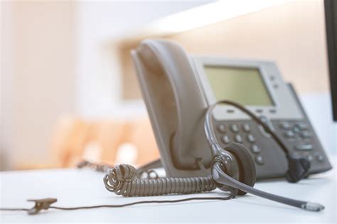 네트워크 운영 작업 개념에 대 한 모니터링 실에서 사무실 책상에 통신 기술에 대 한 콜센터와 Voip 전화의 헤드셋을 닫습니다 대답하기에 대한 스톡 사진 및 기타 이미지