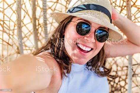 여름 공원에 앉아있는 동안 셀카 사진을 찍는 행복한 여성 관광객에 대한 스톡 사진 및 기타 이미지 관광객 모자 모자류 이스라엘 Istock