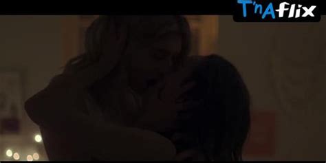 Willow Shields Sexy Scene In Detective Knight Independence