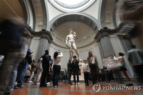 수업시간에 다비드상 보여줬다가 옷벗은 美 교장 피렌체 찾는다