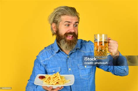 건배 Tv에서 축구를 시청합니다 미국 식 패스트 푸드 맥주와 감자 튀김을 가진 행복한 수염 난 남자 감자 튀김 미국 술집에서
