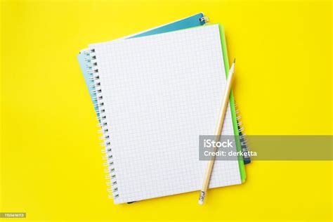 프리 젠 테이 션 작가 또는 학교 교육 블로거 소설과 마찰 또는 브랜드 이야기 개념에 대 한 노란색 테이블 배경에 복사 공간을 가진 깨끗 한 흰색 노트북과 연필 개념에 대한