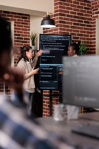 다민족 개발자 팀이 증가하는 시스템 보안 침해에 대해 이야기합니다 인공지능에 대한 스톡 사진 및 기타 이미지 인공지능