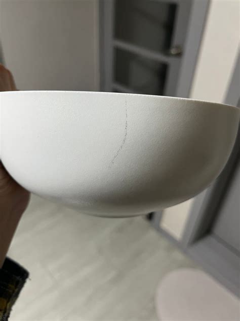 하얀 도자기그릇에 검은줄 지식in