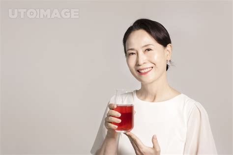 오팔세대 중년여성 뷰티 025 Pho678 유토이미지 사진 사람 생활 Pho678d 실내 스튜디오 컨셉