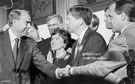 Sen Robert Joseph Bob Dole R Kans Senate Minority Leader Shakes News Photo Getty Images