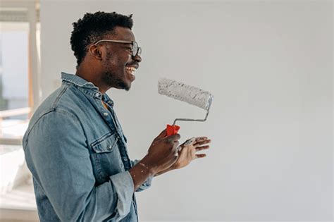 그림 벽의 휴식 동안 젊은 아프리카 계 미국인 남자가 노래하고 페인트 롤러와 함께 재생 쥠에 대한 스톡 사진 및 기타 이미지 쥠 페인트 롤러 그림 그리기 Istock