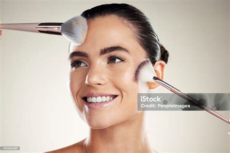 메이크업 브러시 아름다움 파우더 화장품에 대한 미소를 가진 스튜디오에서 여자의 얼굴 피부와 스파 웰빙에 광채를 위해 얼굴 스킨케어와 피부과에 만족하는 미적 모델 사람