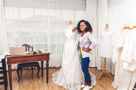 아프리카계 미국인 흑인 여성 패션 디자이너 마네킹 및 워크숍 스튜디오에서 웃 고 기업가에 대한 스톡 사진 및 기타 이미지