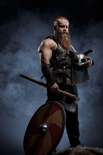 중세 전사 광란 바이킹 도끼가 적을 공격합니다 뿔이 달린 갑옷과 헬멧을 입은 스칸디나비아 신의 컨셉 역사적 사진 검에 대한 스톡 사진 및 기타 이미지 Istock