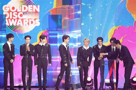 에스콰이어 코리아 제작지원 스토리로 짧게 공개했던 것처럼 이달 커버의 주인공은 스트레이키즈 현진입니다 오랜만에 돌아온 흑발 때문이었을까요 카메라 앞에 선 그의