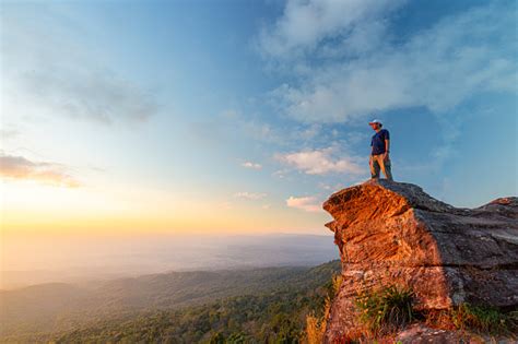 서 혼자 산 정상 절벽에 피 요 르 드 노르웨이 풍경 여행 생활 성공 동기 부여 개념 모험 활성 휴가 야외 남자 탐색기 가장자리에 대한 스톡 사진 및 기타 이미지 Istock