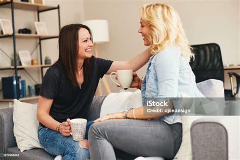 집에서 거실에서 대화하는 커피 컵을 가진 두 명의 젊은 여성 20 24세에 대한 스톡 사진 및 기타 이미지 20 24세 25 29세 2명 Istock