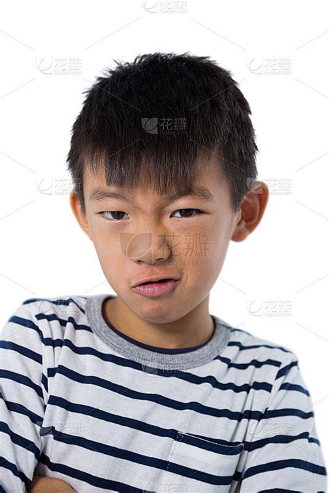 男孩站在白色的背景下