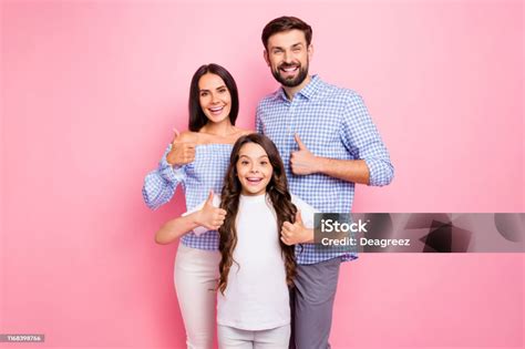 물결 모양의 긴 헤어 스타일이있는 쾌활한 사람들의 초상화는 완벽한 계약을 입고 체크 무늬 셔츠를 오프 숄더 화이트 티셔츠 고립 된 핑크 배경 T 셔츠에 대한 스톡 사진 및