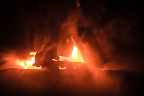 로켓 발사와 구름 불 밤에 우울한 하늘 겨냥 탄두와 미사일 로켓과 전투 장면 전쟁 Backgound에 로켓 차량 계시록에 대한 스톡 사진 및 기타 이미지 Istock