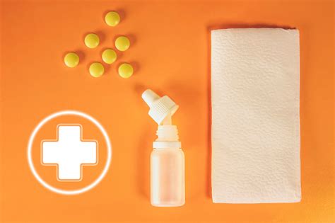 부비동염 요원염 비염 및 기타 이비병 주황색 배경에 의료 십자가의 아이콘이있는 흰색 플라스틱 비강 스프레이 정제 및 종이 손수건 개념에 대한 스톡 사진 및 기타 이미지