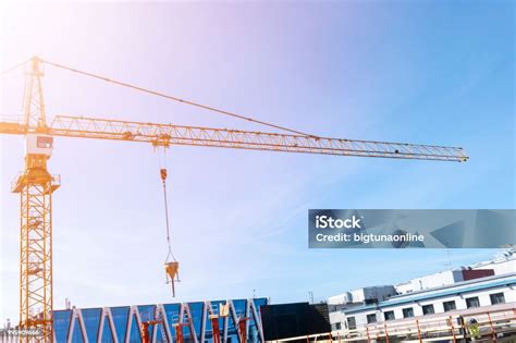 푸른 하늘 배경에 건설 크레인 타워입니다 크레인 건물 작업 진행입니다 노동자입니다 텍스트에 대 한 빈 공간입니다 건축 개념입니다 사이트입니다 크레인으로 새로운 건물입니다