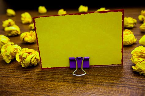 비즈니스 개념 빈 서식 파일 복사 공간 격리 포스터 쿠폰 홍보 자료 클립 몇 노란 종이 구겨진 참고 서류를 들고가 실수 개념에 대한 스톡 사진 및 기타 이미지 Istock