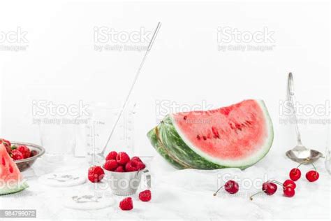 라임 주스 생강과 꿀 대리석 테이블과 흰색 바탕에 시원한 수 박과 딸기 레모네이드를 요리 여름 음료 개념입니다 공간 복사 건강한 식생활에 대한 스톡 사진 및 기타 이미지