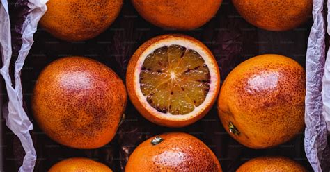 상자에 들어있는 오렌지 무리 사진 Unsplash의 블러드 오렌지 이미지