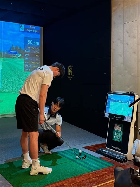 스마트골프아카데미 거제점 거제골프 거제도골프 골프레슨 🏌️‍♂️ 프로님도 매일 스윙 연습 중 오늘은 저희 태양프로님이 직접 연습하는 모습을 담아봤어요 멋진 샷 뒤에는