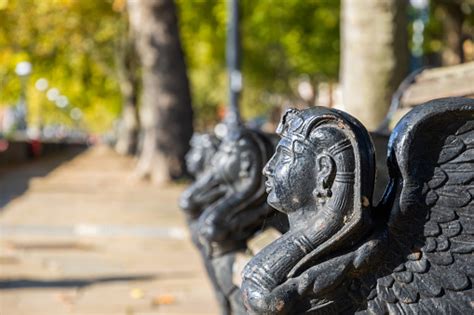 런던의 첼시 제방에 있는 스핑크스의 팔걸이가 있는 벤치 0명에 대한 스톡 사진 및 기타 이미지 0명 Central London 가공의 인물 Istock