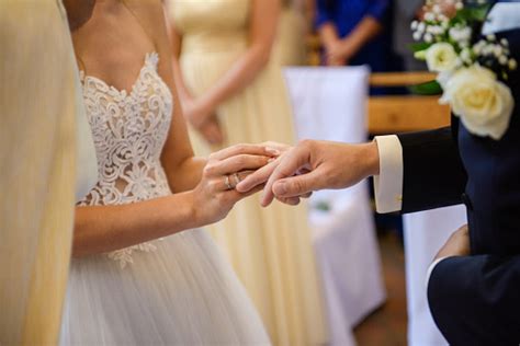 결혼식 동안 신부와 신랑은 자신의 손가락에 결혼 반지를 넣어 가족에 대한 스톡 사진 및 기타 이미지 가족 결혼 의식 결혼식 Istock