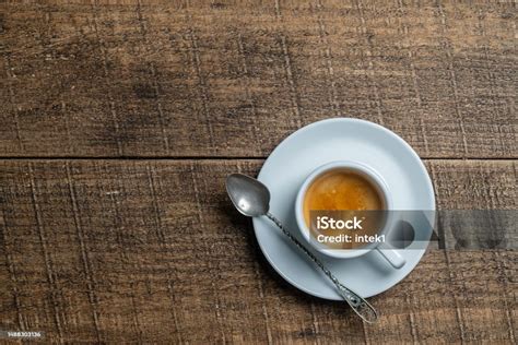 접시와 숟가락이 있는 하얀 도자기 커피 컵은 나무 배경 평면도 복사 공간 근접 촬영 아침 식사로 뜨거운 에스프레소 커피 0명에 대한 스톡 사진 및 기타 이미지 Istock