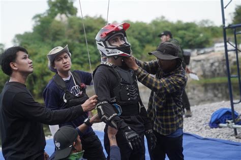 Zhou Xiang Best Boi Poom Phuripan As Stunt Actor Joe In New Behind The
