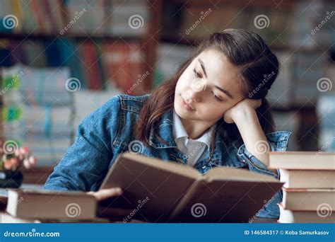 Sch Nes Schulm Dchen Das In Der Bibliothek Sitzt Und Ein Buch Liest Stockbild Bild Von Recht