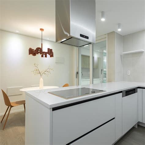 컬러 포인트를 고려한 올화이트 대면형 주방 46평 인테리어 Lx Z In