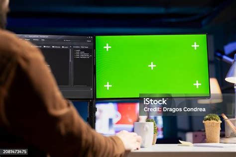 잠재적인 문제를 해결하기 위해 크로마키 Pc에서 코딩을 검사하는 개발자 개발에 대한 스톡 사진 및 기타 이미지 개발 경영자 관리자 Istock