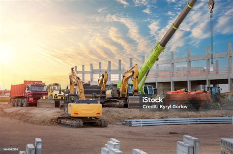 창고 건물 도시 기반 시설 개발에 대하여 건축 용지 주차장에 많은 다른 Multiclored 다채로운 중공업 기계 장비 상용차 렌탈 판매 건설 현장에 대한 스톡 사진 및