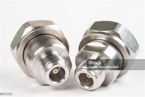 반짝이는 구리 니켈 도금 커버가 있는 고주파 커넥터 부품 0명에 대한 스톡 사진 및 기타 이미지 0명 가리기 공학 Istock