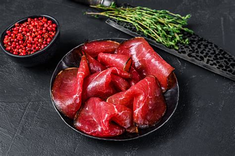 말린 소금에 절인 브레사올라 쇠고기 고기 얇게 썬다 검은 색 배경 위쪽 보기 건조한에 대한 스톡 사진 및 기타 이미지 건조한