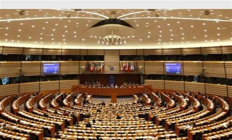 Намаляват заплатите на депутатите в Италия