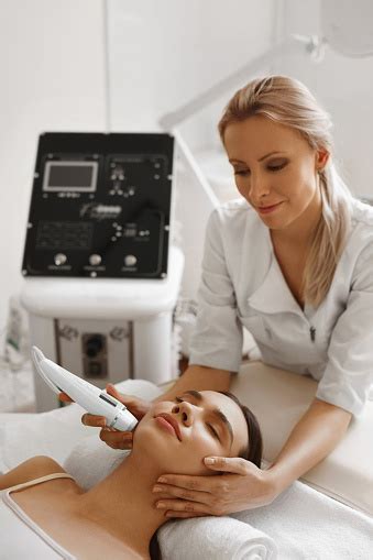 스킨 케어입니다 여자 얼굴 피부 분석기로 분석입니다 아름다움 가꿔주기에 대한 스톡 사진 및 기타 이미지 가꿔주기 개념 개념과 주제 Istock