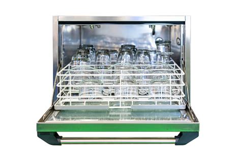 클리핑 경로가 있는 흰색 배경에 고립된 산업용 개방형 자동 식기 세척기 기계에서 세척한 후 바구니에 유리 접시와 차 컵 또는