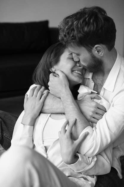 Coup Moyen Couple Assis Sur Le Sol Photo Gratuite